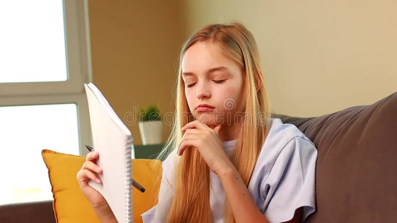 Belle Adolescente Assise Sur Canapé Avec Son Journal Intime Clips Vidéos - Vidéo du mémoire ...