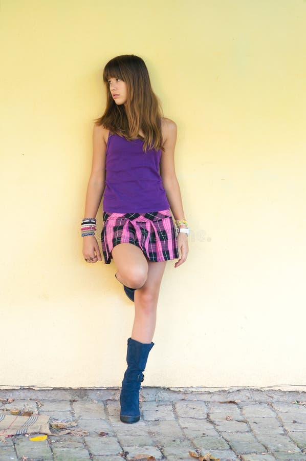 Belle Adolescente Dans La Jupe Courte Et Les Gaines Image Stock Image