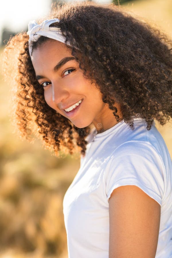 Belle Adolescente De Fille D Afro Américain De Métis Photos Stock