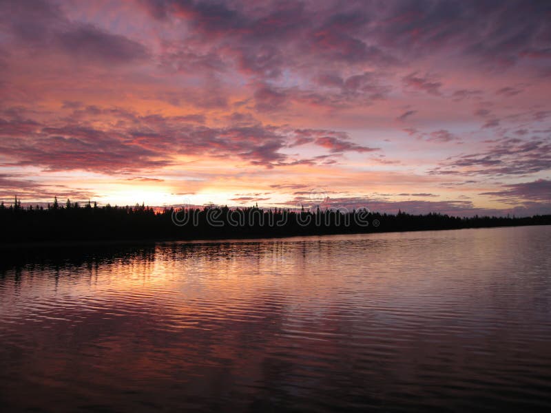 Belle aube rose sur le lac photo stock. Image du sunrise - 2951068