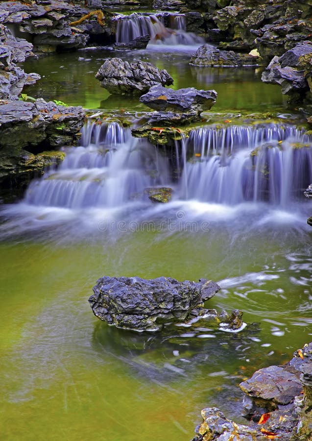 Belle Cascate Nel Giardino Di Zen Fotografia Stock - Immagine di stagno ...