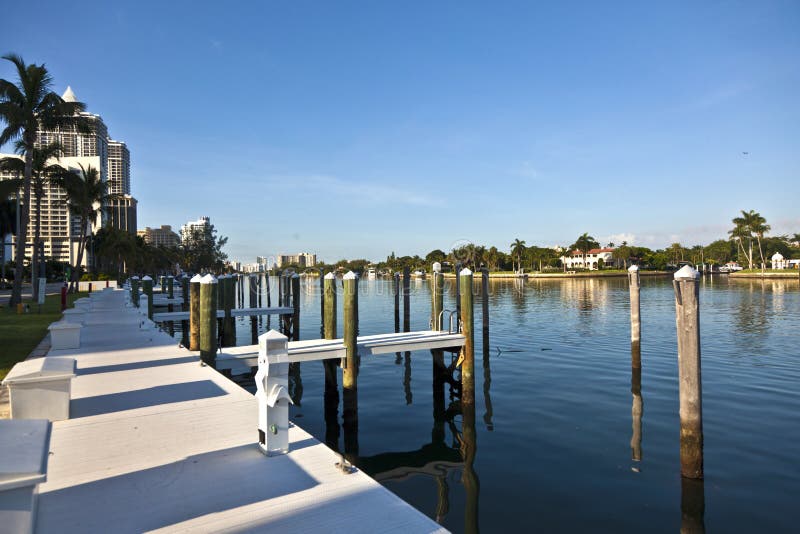 Belle case a Miami del sud fotografia stock. Immagine di baia - 36767224