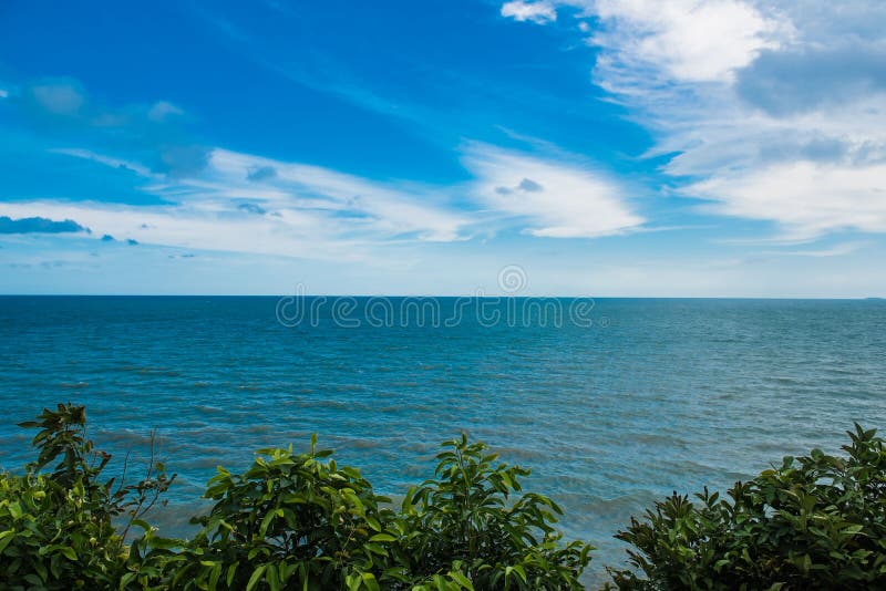 Belle Ciel Et Mer, Ciel Parfait Et Eau Image stock - Image du vert ...