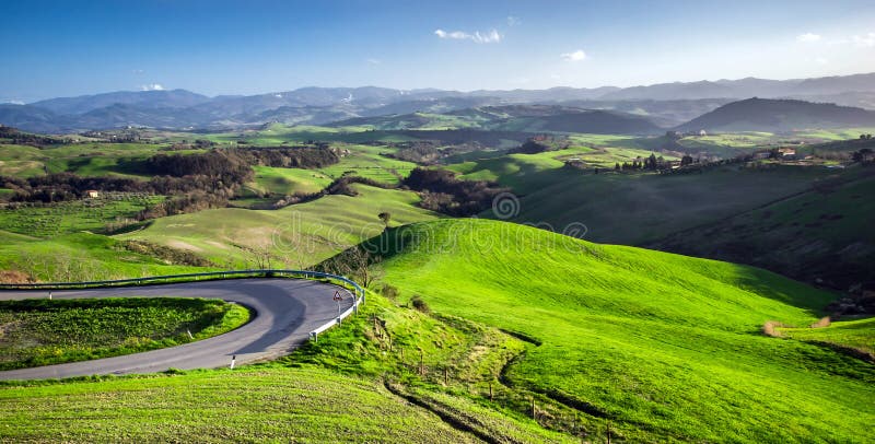 Belle Colline Verdi in Toscana Fotografia Stock - Immagine di campo ...
