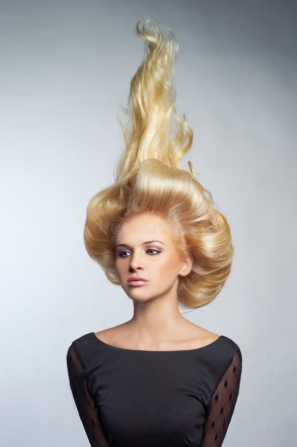 Belle Dame Avec Le Cheveu Blond Photo stock - Image du verticale ...