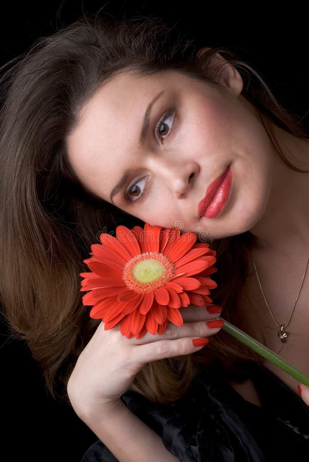 Belle Dame Avec Une Gerbera Rouge. Portrait Photo stock - Image du ...