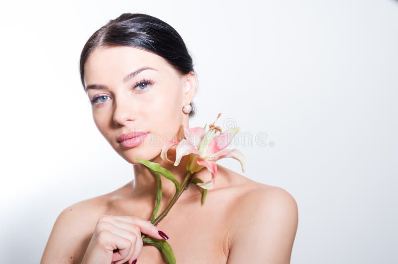 Belle Dame Avec Lilly La Fleur Peau Parfaite Photo stock - Image du ...