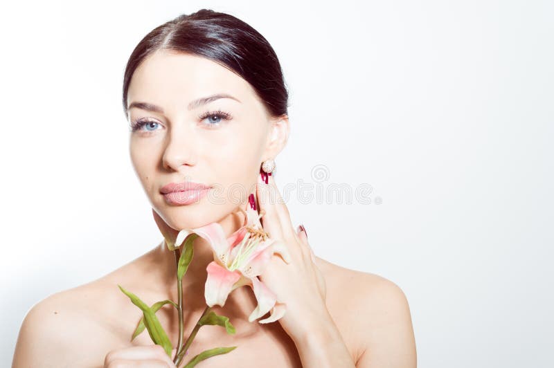Belle Dame Avec Lilly La Fleur Peau Parfaite Photo stock - Image du ...