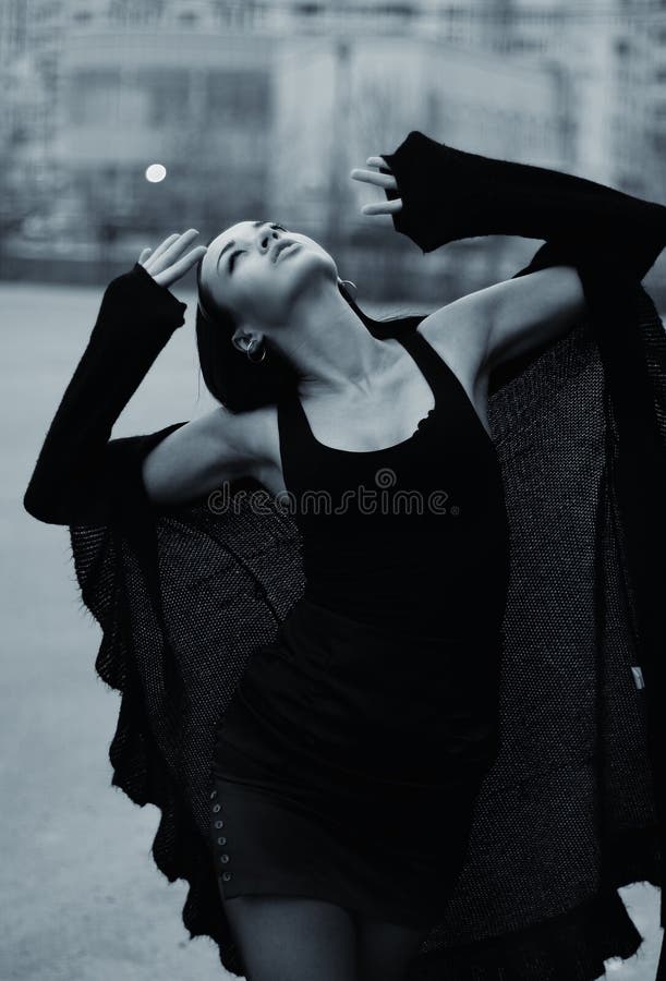 Belle Danse De Fille Dans La Rue Photo stock - Image du charme ...