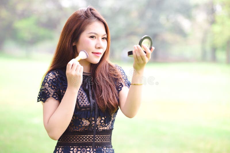 Belle donne asiatiche immagine stock. Immagine di salute - 111480797