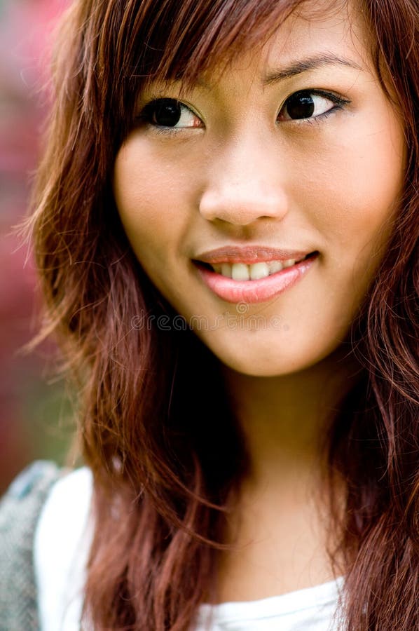 Belle Donne Asiatiche All'esterno Immagine Stock - Immagine di fiori ...