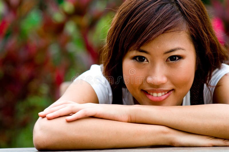 Belle Donne Asiatiche All'esterno Immagine Stock - Immagine di fiori ...