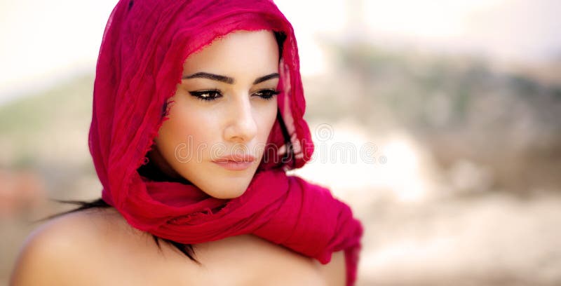 Belle femme arabe photo stock. Image du arabe, oriental - 26908098