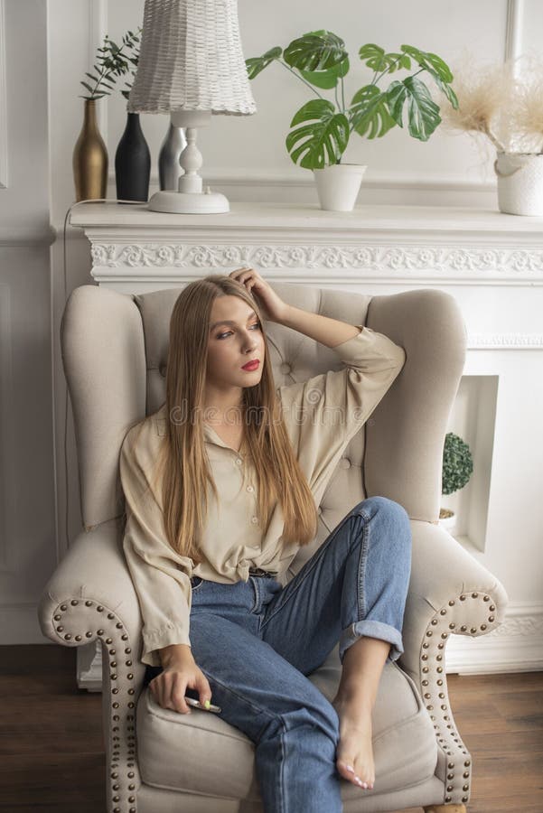 Belle Femme Assise Fille Sur Une Chaise Photo Stock Image Du Personne