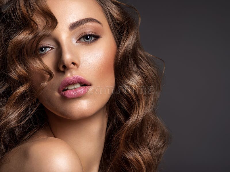 Belle Femme Aux Cheveux Bruns Beau Visage Dun Modèle Attirant Avec La