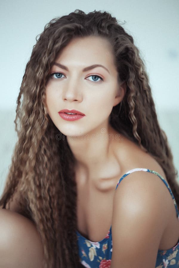 Femme Sexy Avec De Longs Cheveux Dans La Chambre Blanche Avec Le