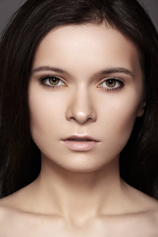Belle Femme Avec Les Cheveux Droits Brillants Maquillage De Mode Image