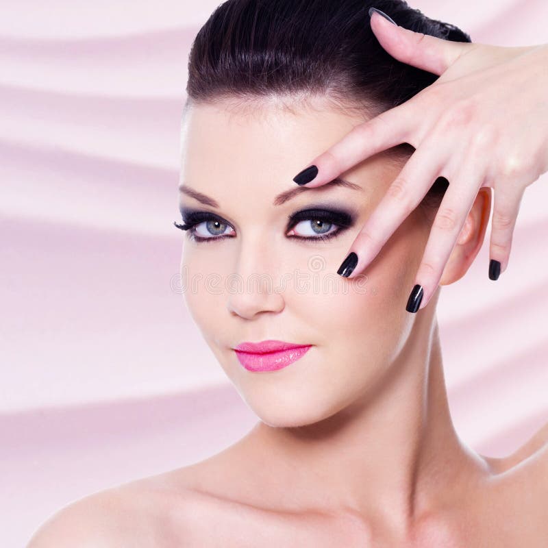 Femme Avec Les Clous Noirs Et Le Maquillage Photo Stock Image Du Beau