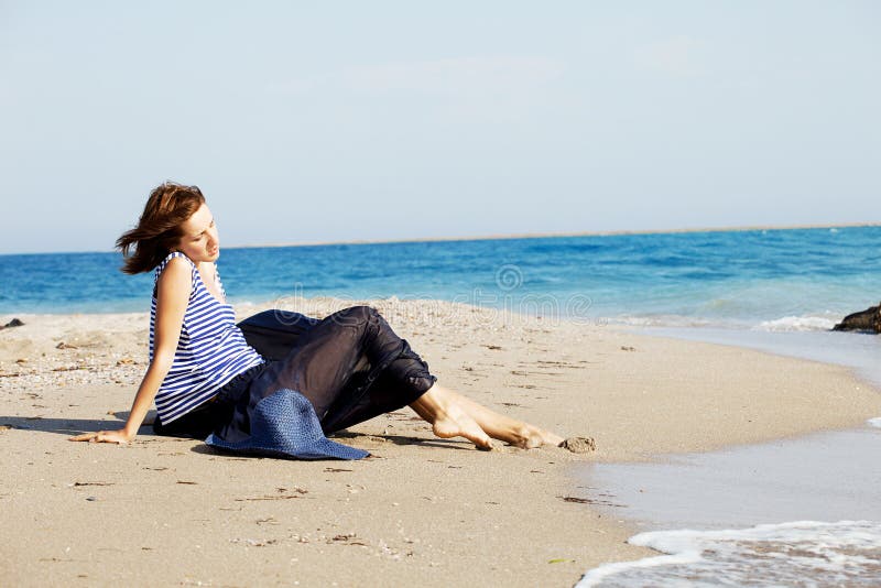 Belle Femme Bronzée Se Reposant Sur La Plage Dans Le Jour Dété Image