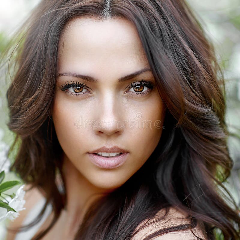 Femme Sexy De Brune Jugeant Le Basket-ball Disponible Image stock ... Femme Sexy De Brune Jugeant Le Basket-ball Disponible Image stock ...