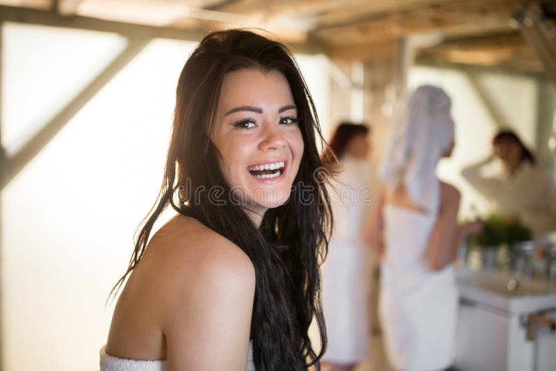 Belle Femme Dans Rire De Salle De Bains Photo Stock Image Du