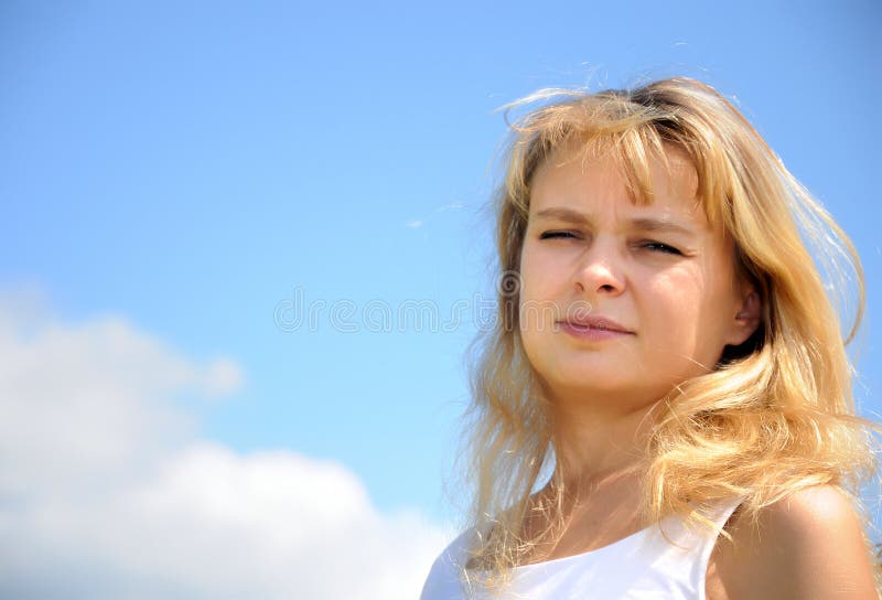 Belle femme de sourire image stock. Image du normal, heureux - 10527655