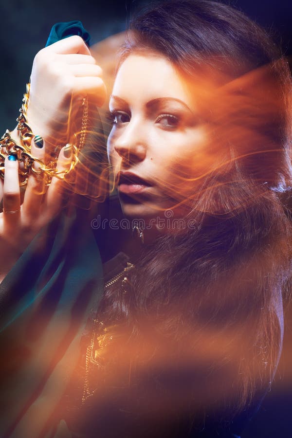 Belle femme gitane image stock. Image du bijou, lumière - 25679033