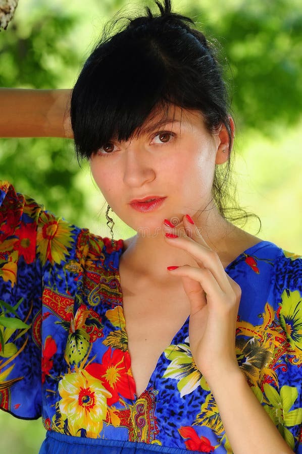 Belle Femme Gitane De Brune Nue Dans Les Bois Image stock - Image du beauté, attrayant: 117653525