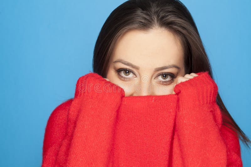 Femme Honteuse Qui a La Main Dans La Bouche Image stock - Image du ...