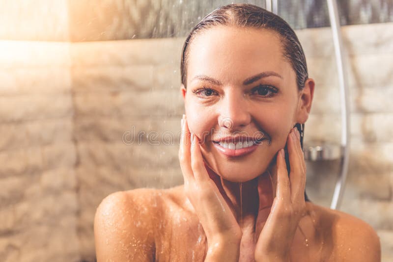 Belle Femme Prenant La Douche Photo stock - Image du maison, dame: 77840068