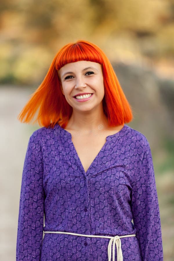 Femme Rousse Parlant Fort Quelque Chose Photo stock - Image du femelle ...