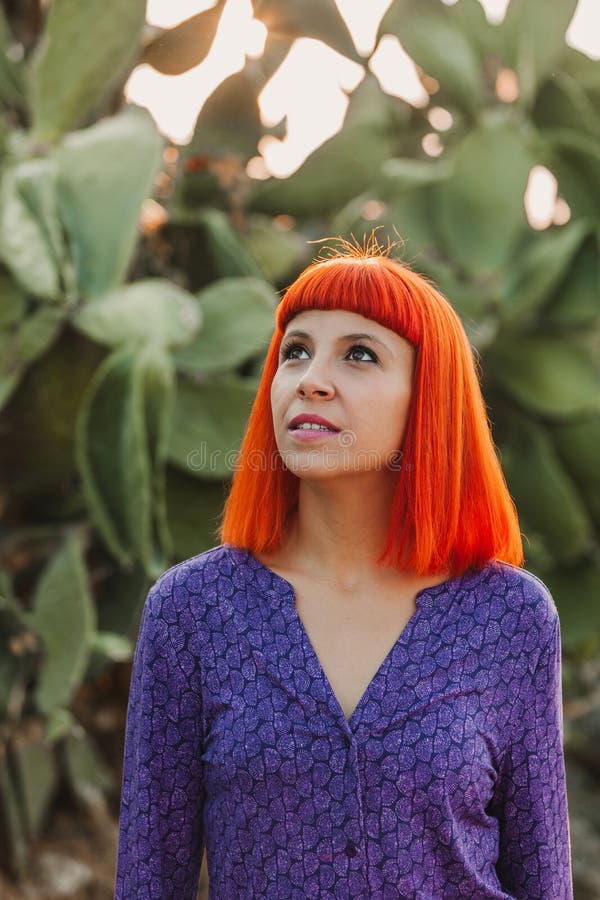Femme Rousse Parlant Fort Quelque Chose Photo stock - Image du femelle ...