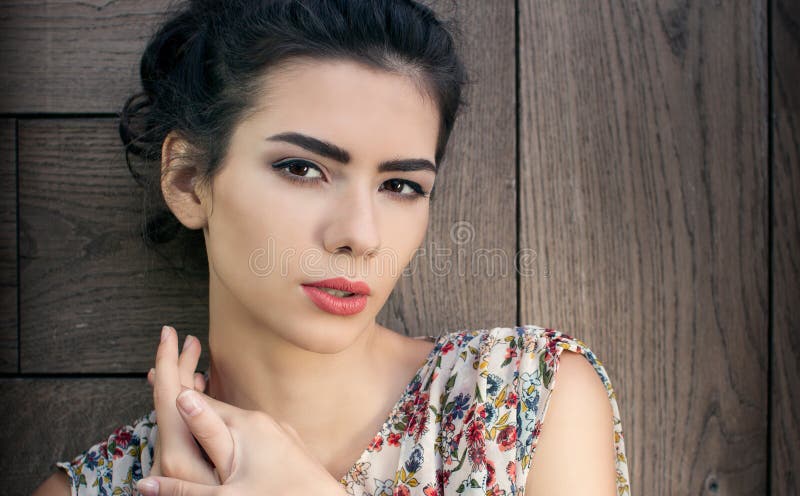 Sexy Leggy Fille En Robe Posant Sur Cyclorama Image Stock Image Du