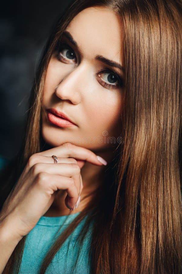 Belle Fille Avec De Longs Cheveux Dans La Robe Bleue Photo Stock