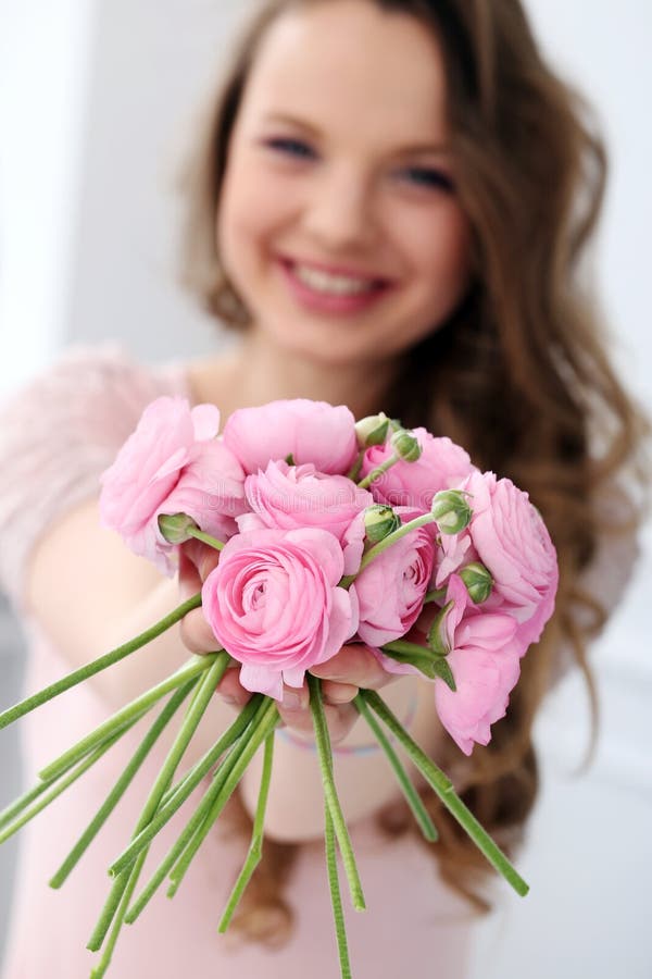 Belle Fille Avec Des Fleurs Image stock - Image du floral, maison: 42324261