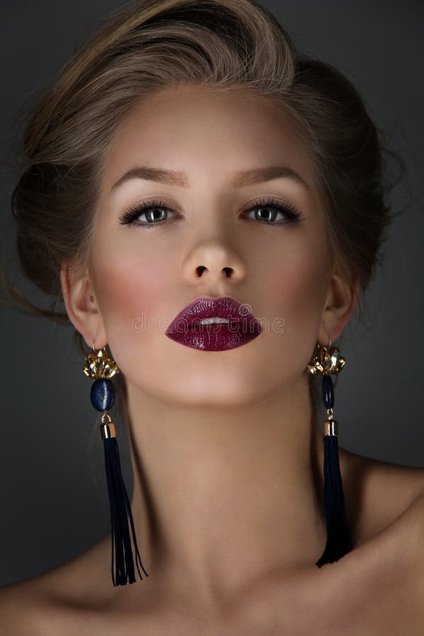 Belle Fille Avec Le Long Cou Photo stock - Image du beauté, mode: 74132688