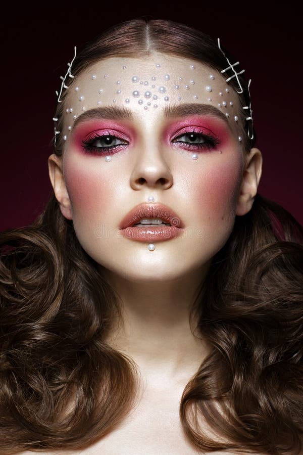 Belle Fille Avec Le Maquillage Parfait Dart Et Les Perles De Perle
