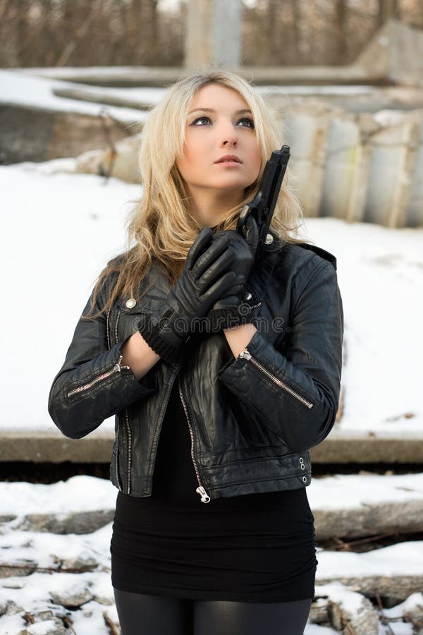 Belle fille avec un canon image stock. Image du fixation - 29020283