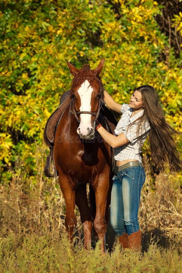 Belle fille avec un cheval image stock. Image du fille - 21916893
