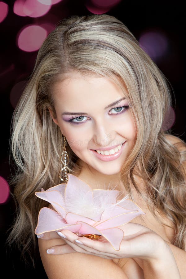 Belle Fille Blonde Avec La Grande Fleur Rose Dans Des Mains Image Stock