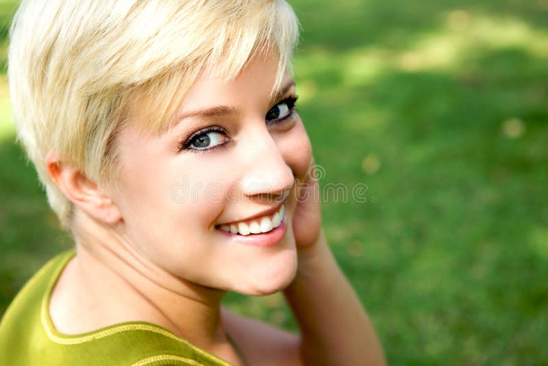 Belle Fille Blonde Avec Un Joli Sourire Image Stock Image Du Cheveu