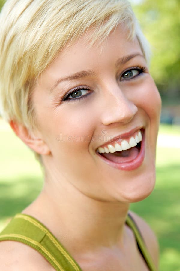 Belle Fille Blonde Avec Un Joli Sourire Photo Stock Image Du Santé