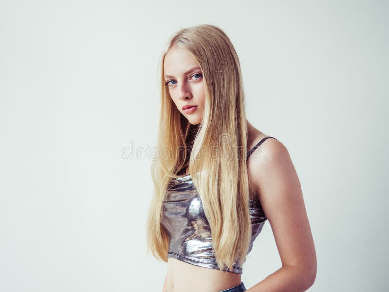 Belle Fille Blonde De Femme Avec De Longs Cheveux Blonds Lisses Et Beau