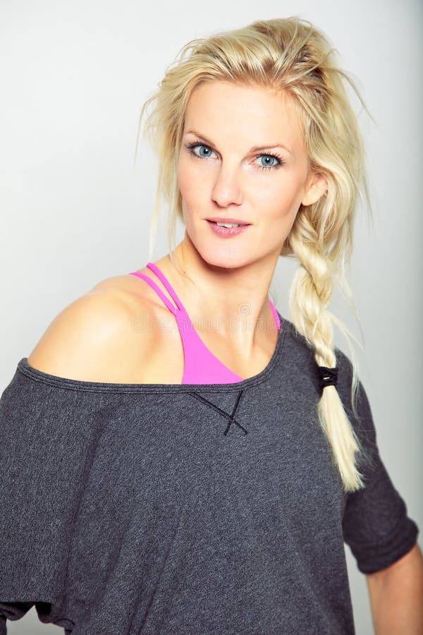 Belle Fille De Forme Physique Dans Le Pull Molletonné Image stock ...