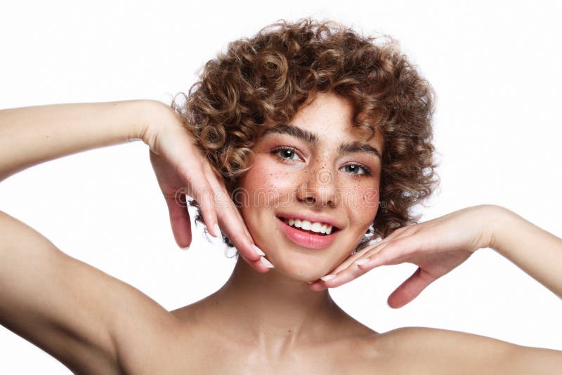 Belle Fille Couverte De Taches De Rousseur Souriant Avec Les Cheveux