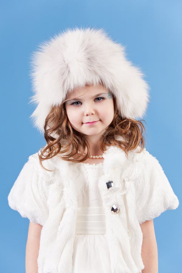 Belle Fille Dans Le Capuchon Blanc Image stock - Image du complètement ...