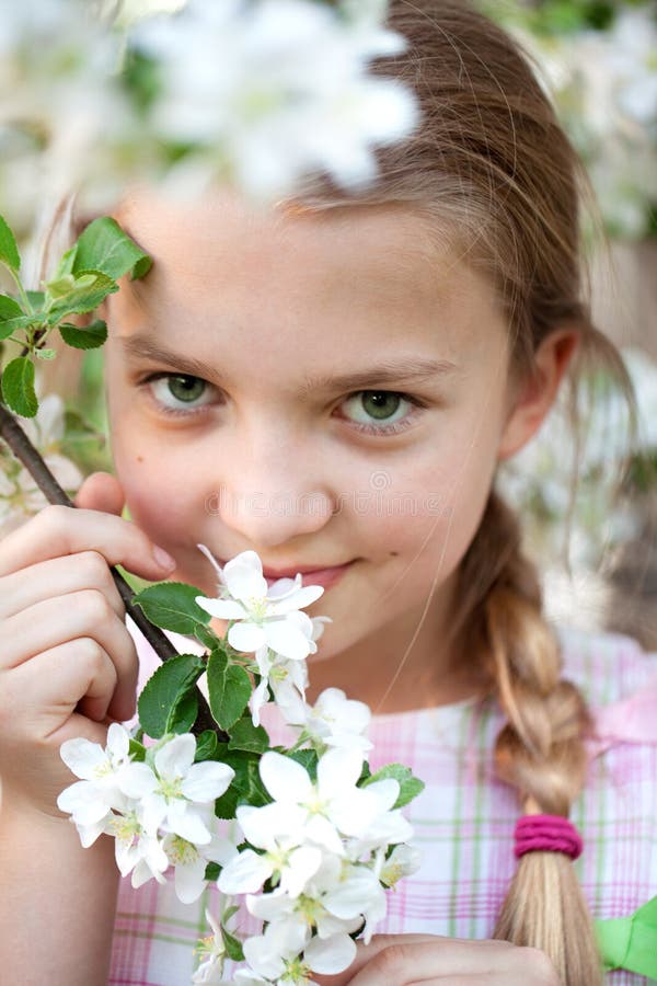 Belle Fille Dans Le Jardin De Fleurs Photo stock - Image du beau, pomme ...