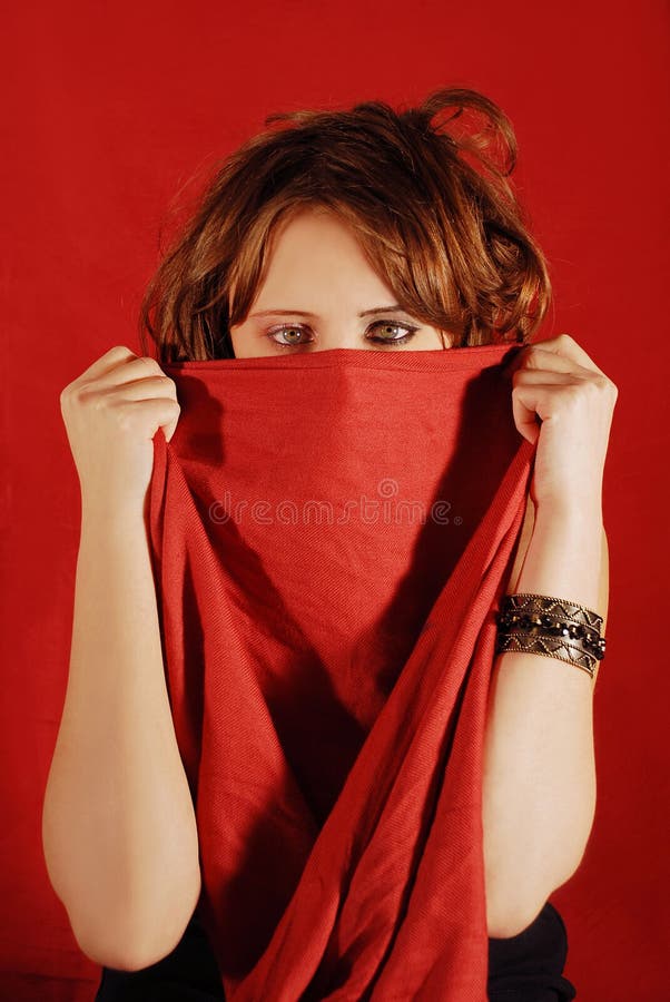 Verticale D'une Belle Fille De L'adolescence Recherchant Photo stock ...