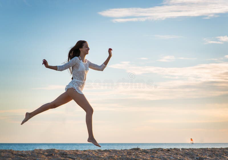 Belle Fille Dans Un Maillot De Bain Sur La Plage Photo Stock Image Du