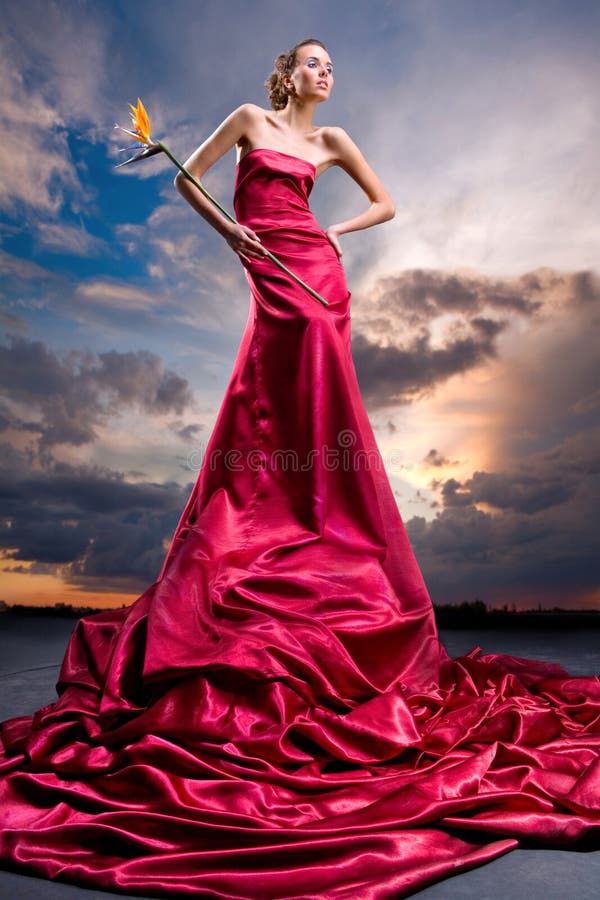 La Belle Fille Dans Une Longue Robe Rouge Photo stock - Image du joie ...